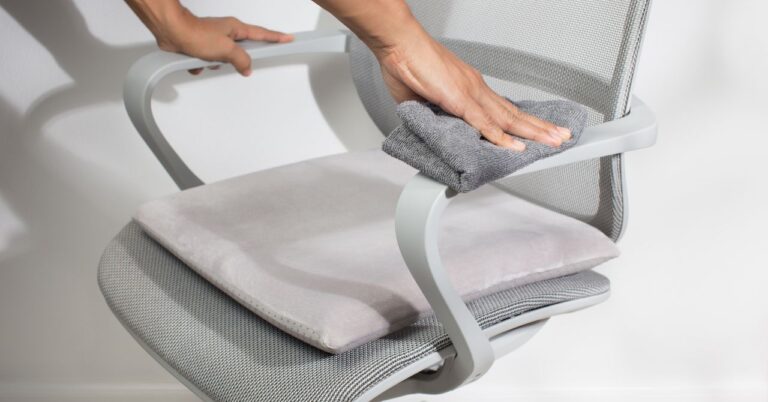 【いらないは誤解】オフィスチェアの肘掛が必要な3つの理由！おすすめの跳ね上げ式チェアも紹介 | Mr.chairs